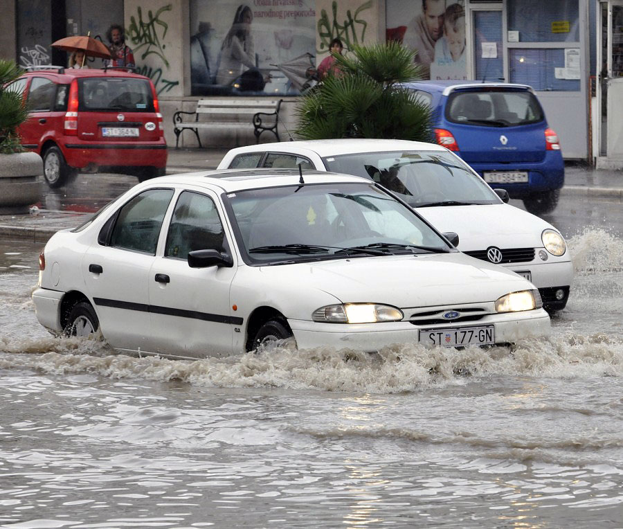 Jutarnji list - Olujno nevrijeme u Splitu: Automobili 'zaplovili' ulicama dalmatinske metropole