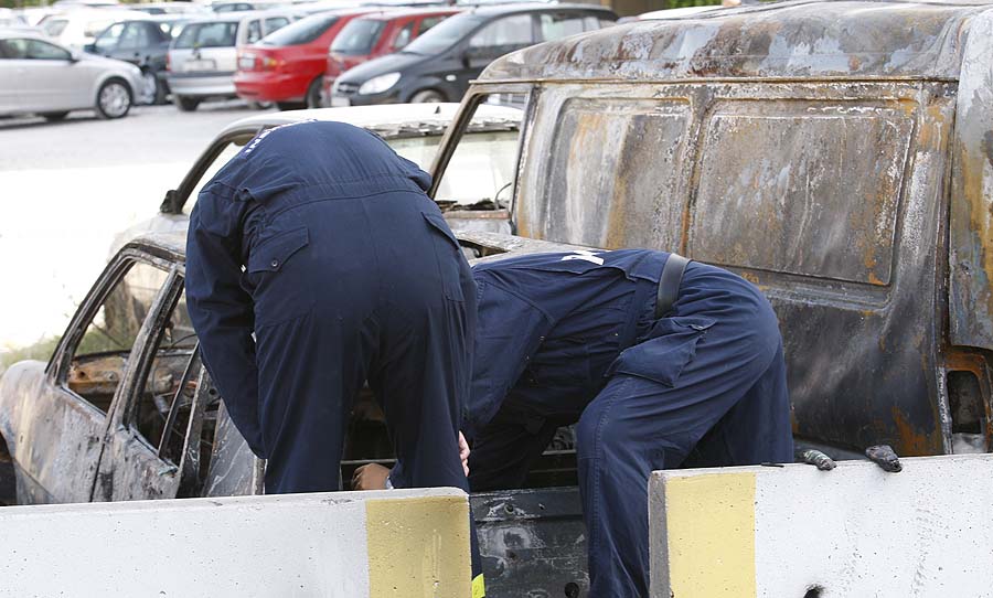 Jutarnji list - Noćna buktinja u Splitu: Gorjeli auti i kombiji