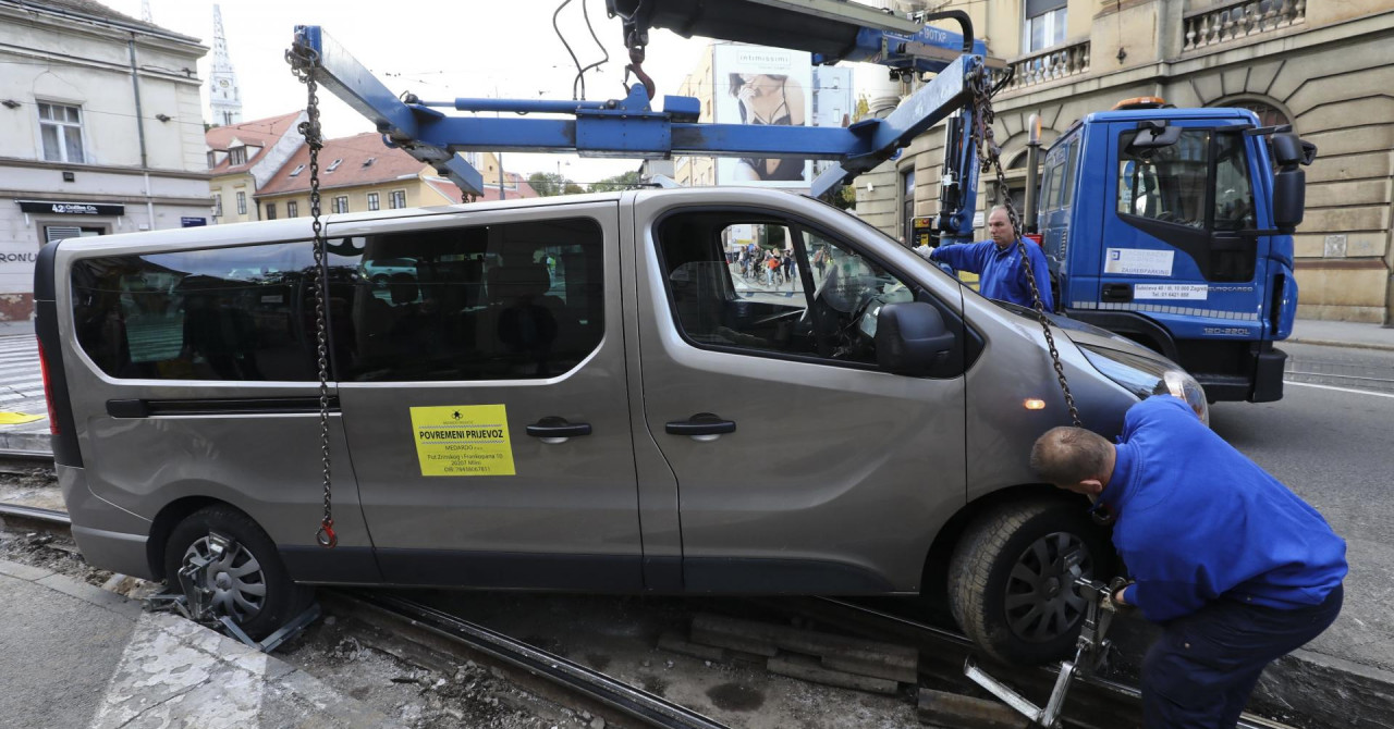 Jutarnji list - Kombijem upao u rupu u samom srcu Zagreba: Taksist uletio među raskopane ...