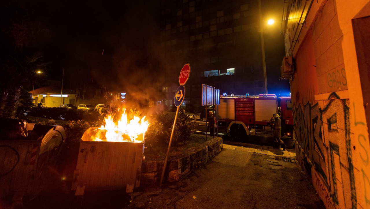 Jutarnji list - U Splitu opet gorjeli kontejneri na različitim lokacijama, oštećen i automobil ...