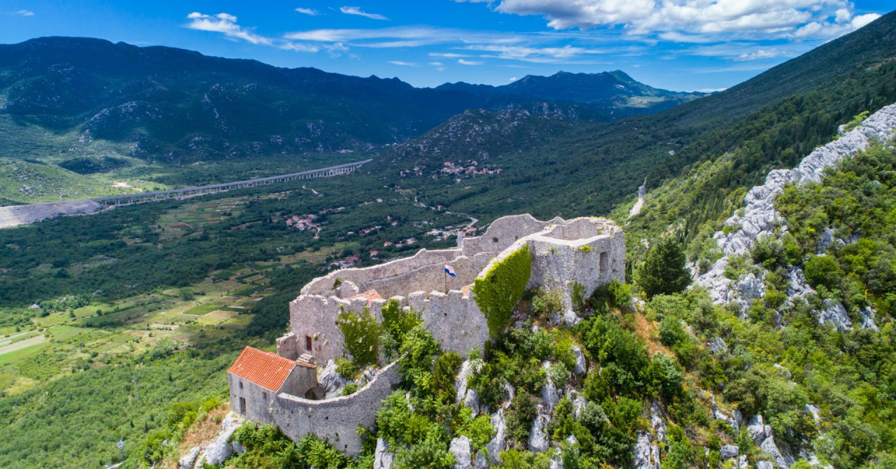 Like - Jagode i pršut, povijest i vino, Tin Ujević i plodna polja ...