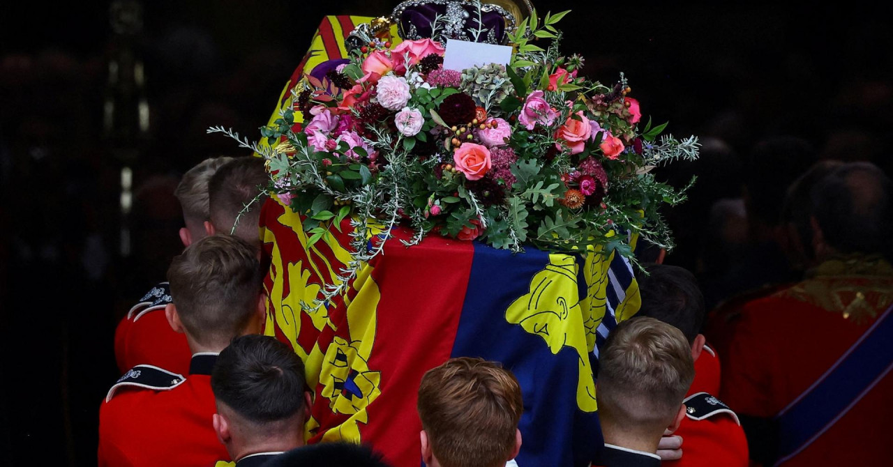 Jutarnji list - Jeste li primijetili cvjetni vijenac na kraljičinu lijesu? Nije odabran slučajno