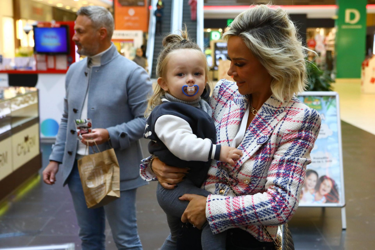 Gloria - Bloom prvi put na snijegu jer su ga su mama i tata odveli na ...