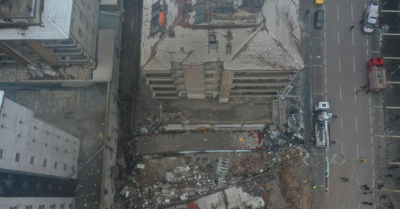 Jutarnji list - Na ovoj zgradi nije puknuo nijedan prozor, samo se prevrnula na bok; Stručnjak ...