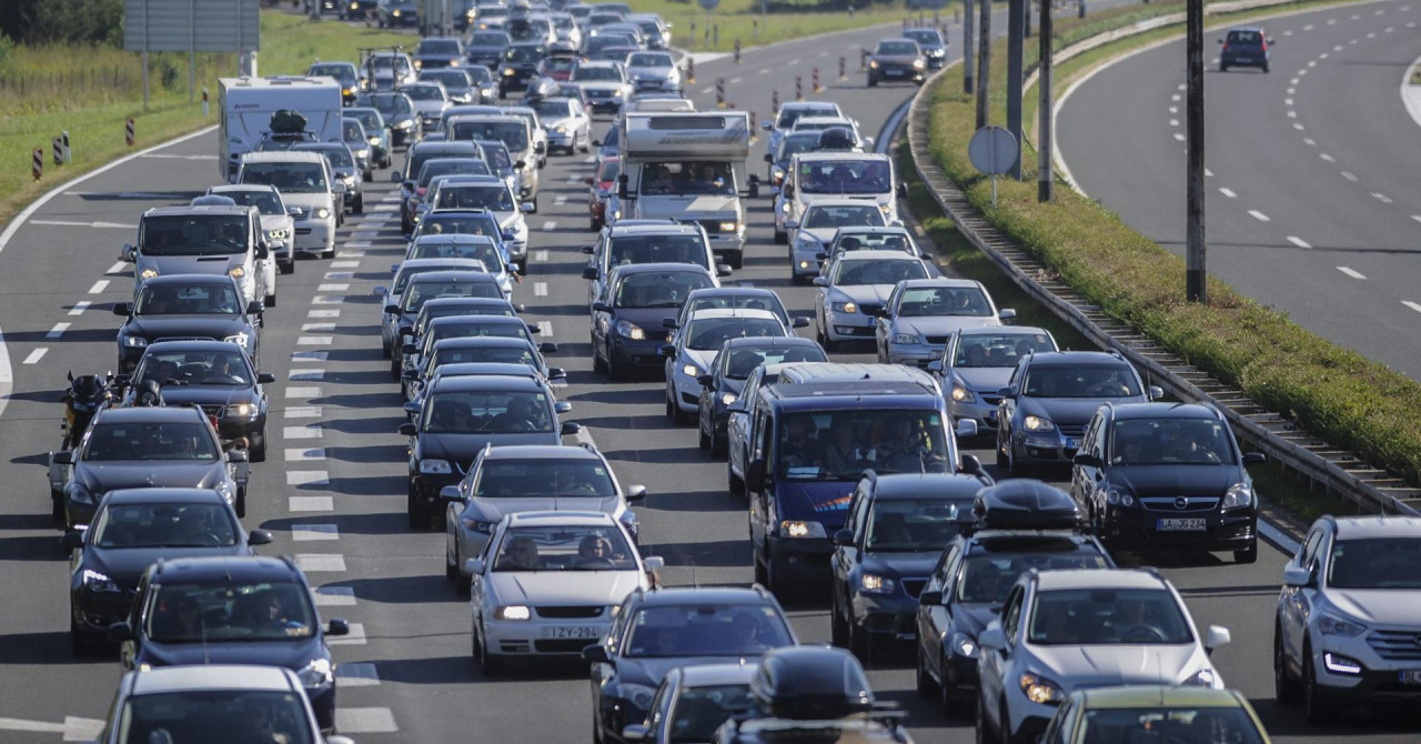 Jutarnji list - Totalni kolaps na autocesti, zapalio se automobil: Prekinut je promet, stvorila ...