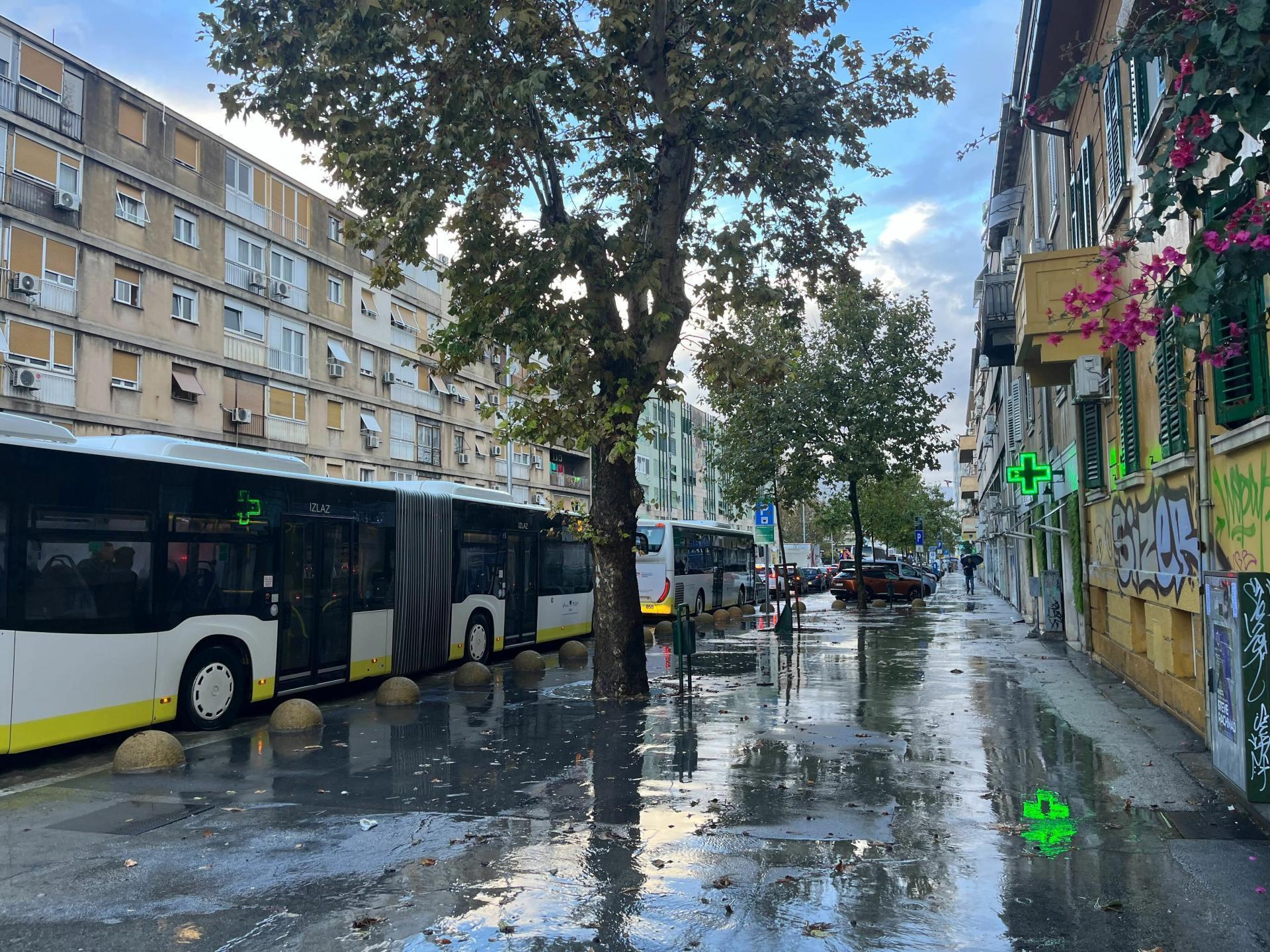 Jutarnji list - Jak pljusak zasuo Split, u prometu nastao potpuni kaos: Ulice su potopljene ...