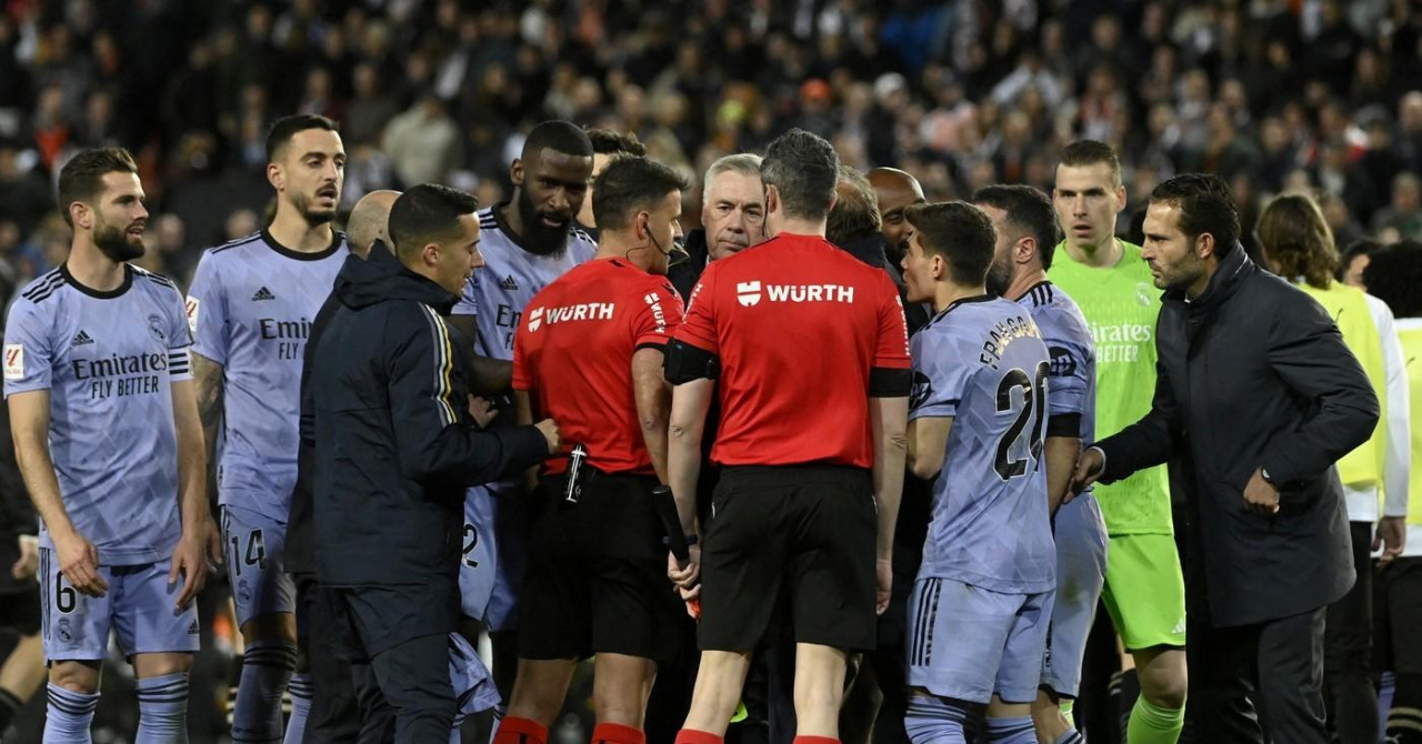 Sportske novosti - VIDEO: Kaos u Valenciji! Povratak Reala, teška ... Sportske novosti - VIDEO: Kaos u Valenciji! Povratak Reala, teška ...