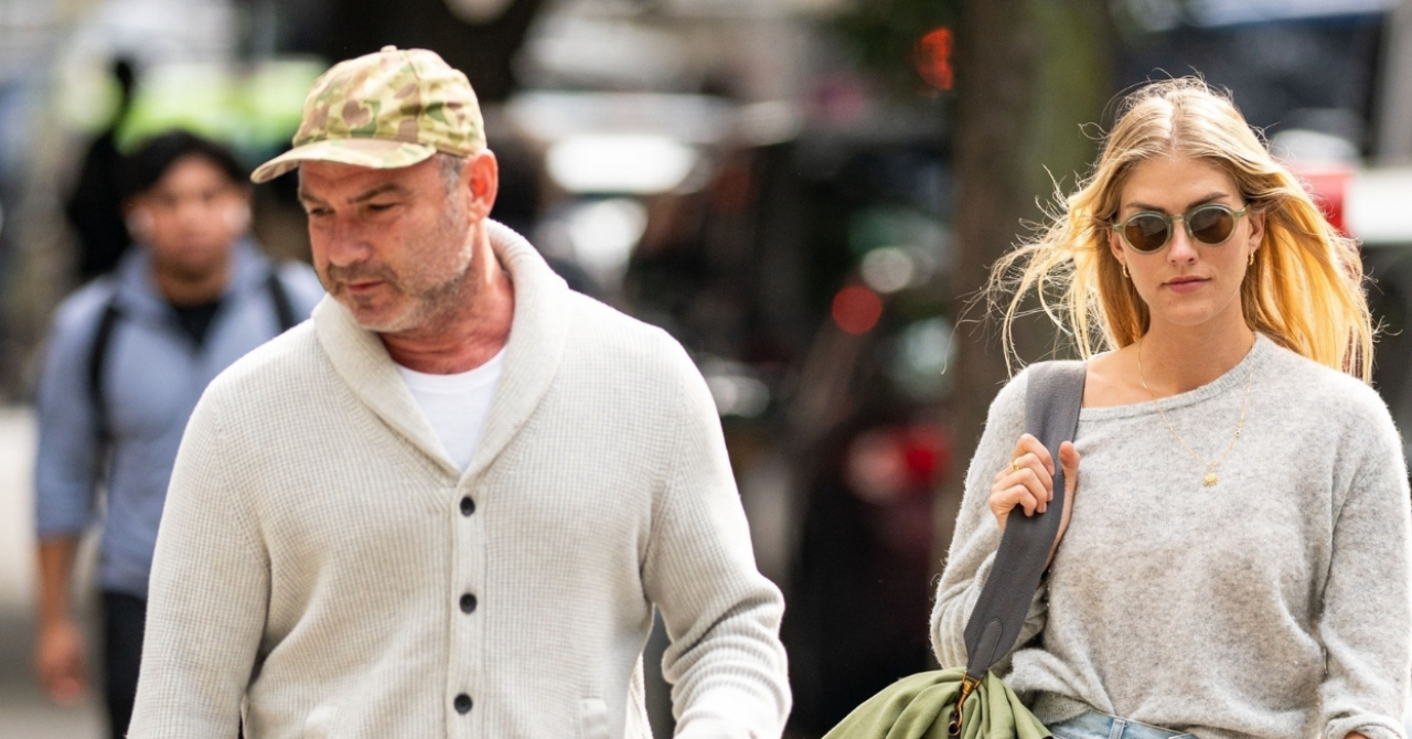 Gloria - Pusa za Hazel Bee! Bebicu slavnog glumca u šetnji u tobolcu ...