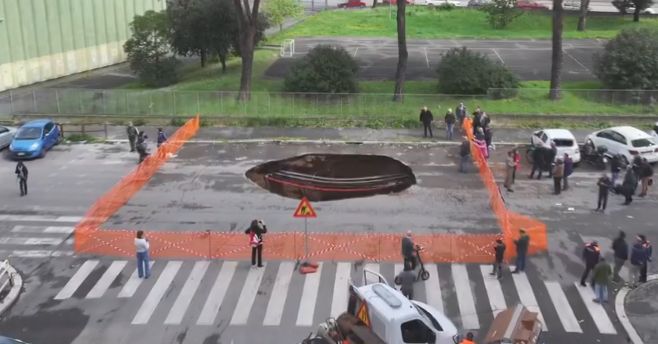 Auto Klub - Zemlja se otvorila: Ogromna rupa progutala dva automobila u europskoj metropoli