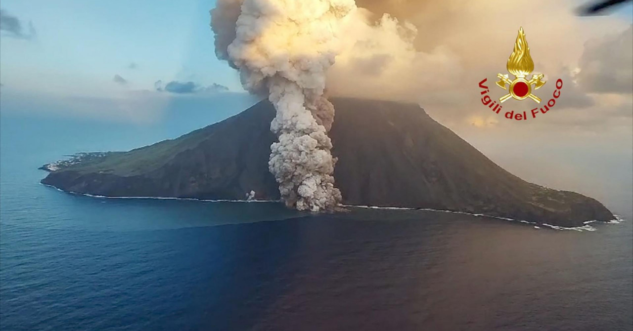 Jutarnji list - Spektakularne snimke erupcije vulkana u Italiji: Lava i ...