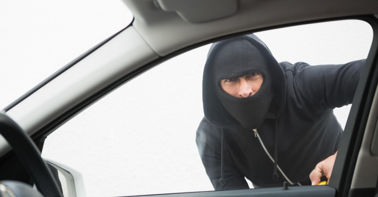 Auto Klub - Ovo je najgori lopov ikada: Provalio u auto pa ostao ... Auto Klub - Ovo je najgori lopov ikada: Provalio u auto pa ostao ...