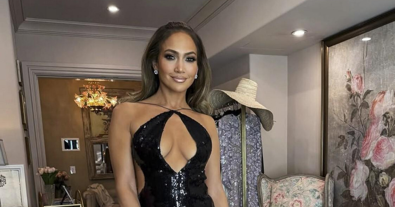 Jutarnji list - Prvo je ostavila sve bez daha dubokim dekolteom u pripijenoj haljini, a onda se ...