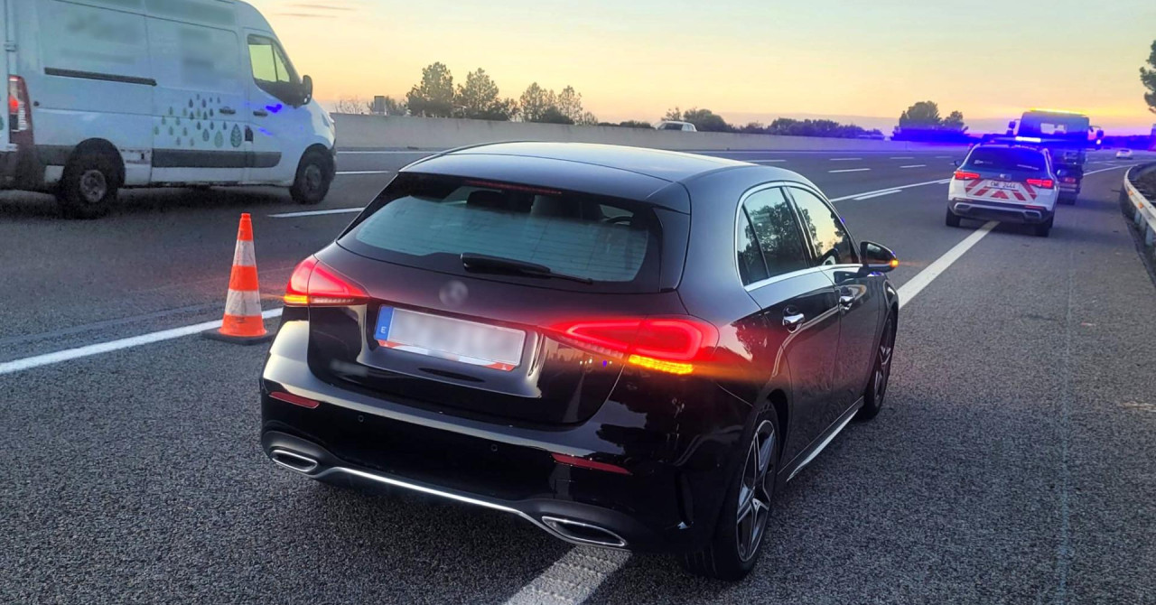 Auto Klub - Pijani i svi bez vozačke u Mercedesu ostali bez goriva na ...